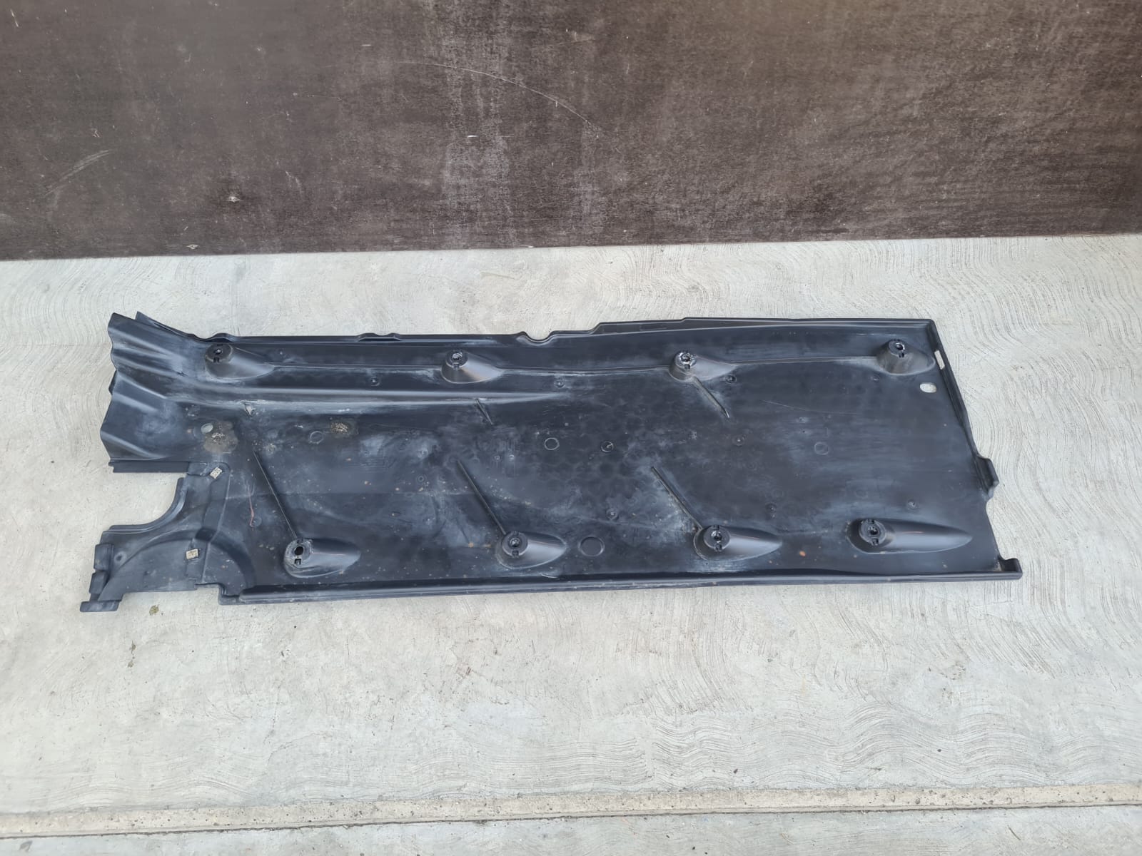 Lijeva zastita plastika ispod auta po podu VW Passat 7 B7 3C08025201D ...